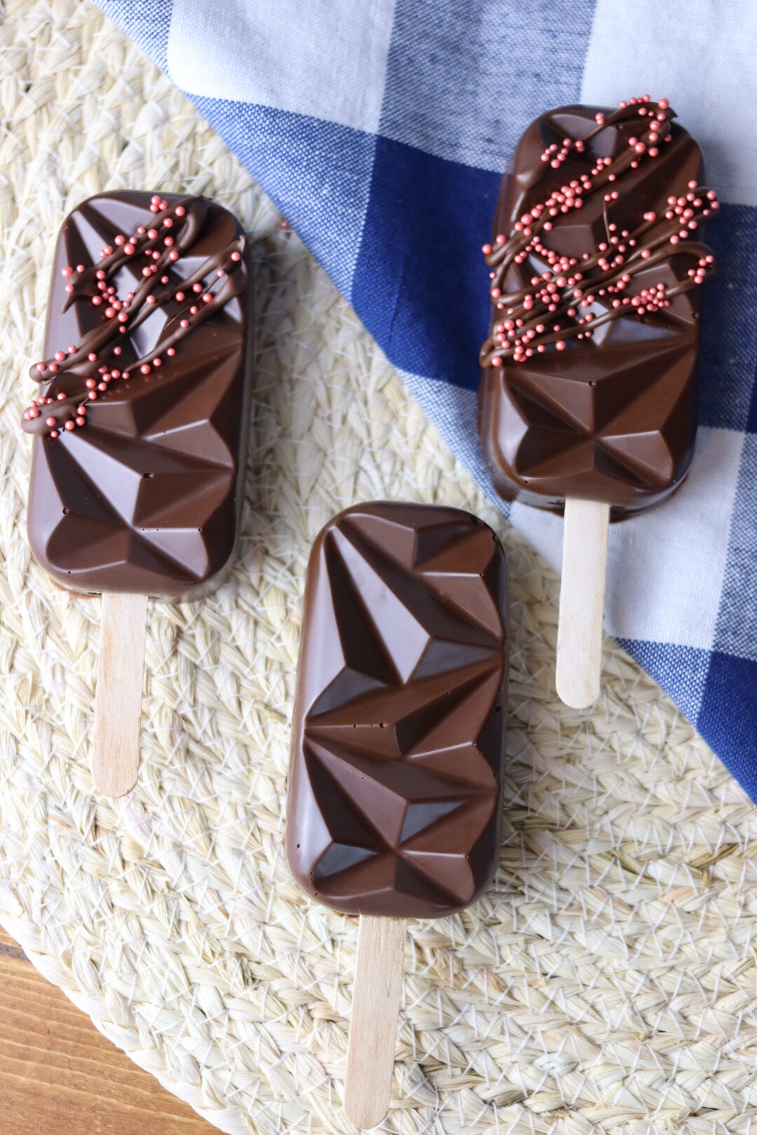 8 easy steps to make cakesicles – A fun way to bring in the new year ...